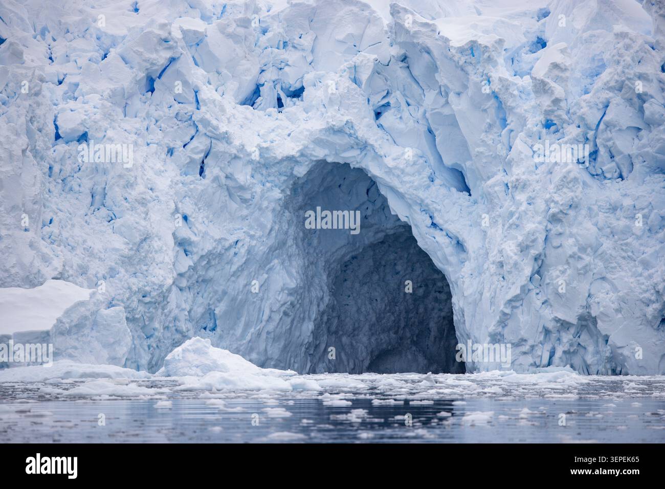 The Netherlands, 2023-12-25 10:34:13 Antarctica - 25/12/2023 - An ice ...