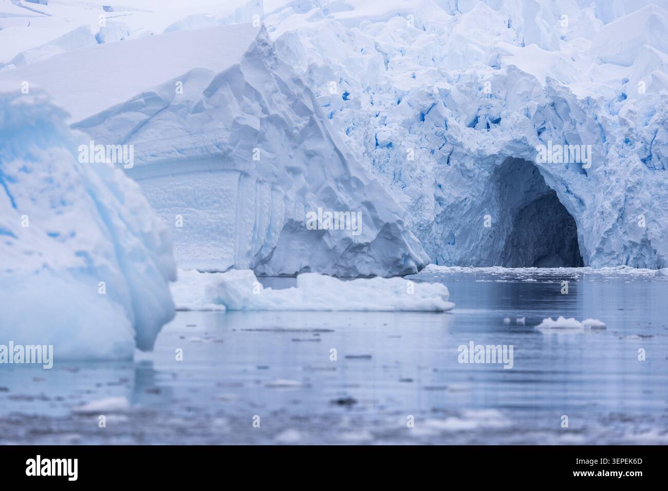 The Netherlands, 2023-12-25 10:29:40 Antarctica - 25/12/2023 - An ice ...
