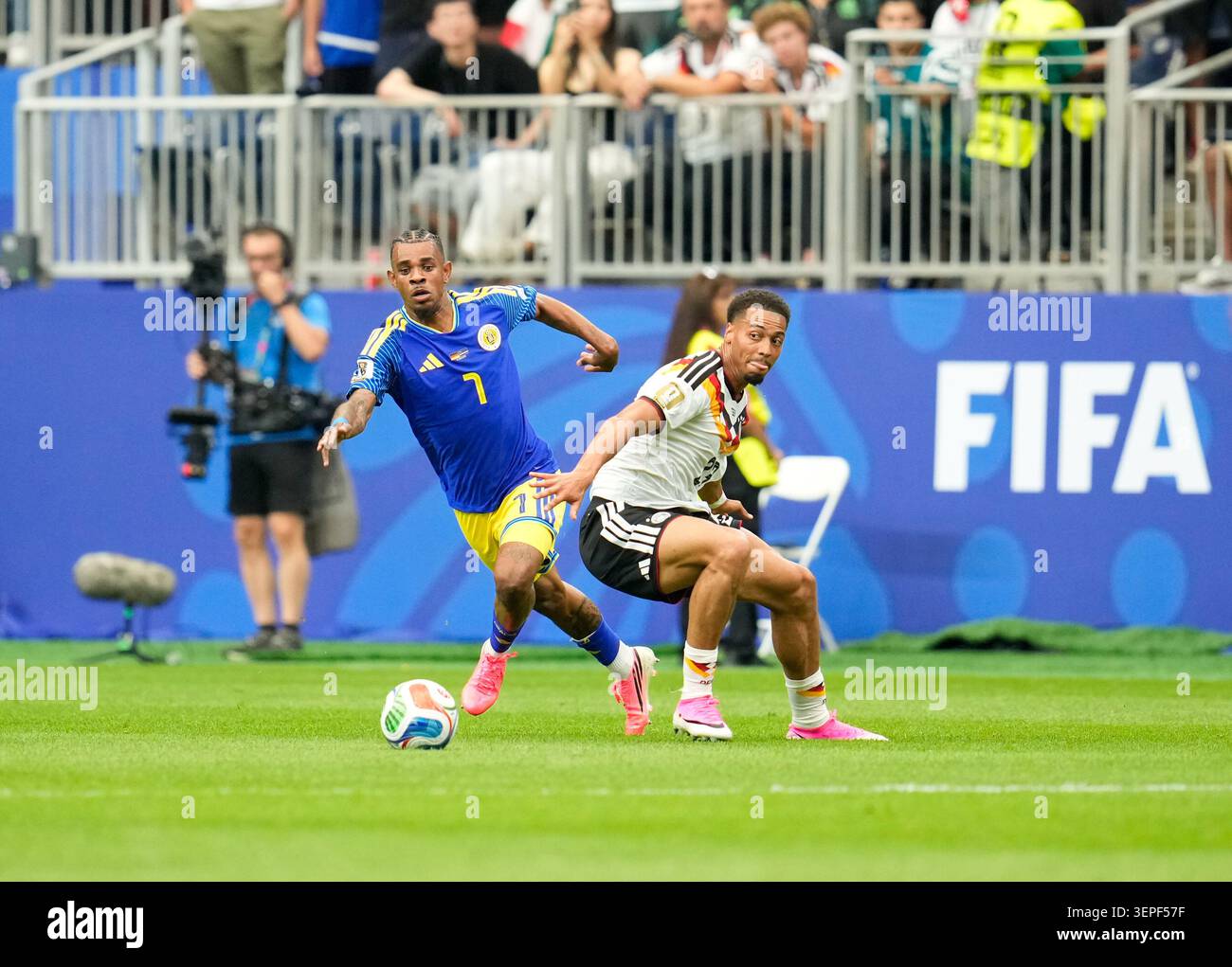 Juninho Bacuna (Curacao, #7) gegen Felix Nmecha (Deutschland, #23). USA ...