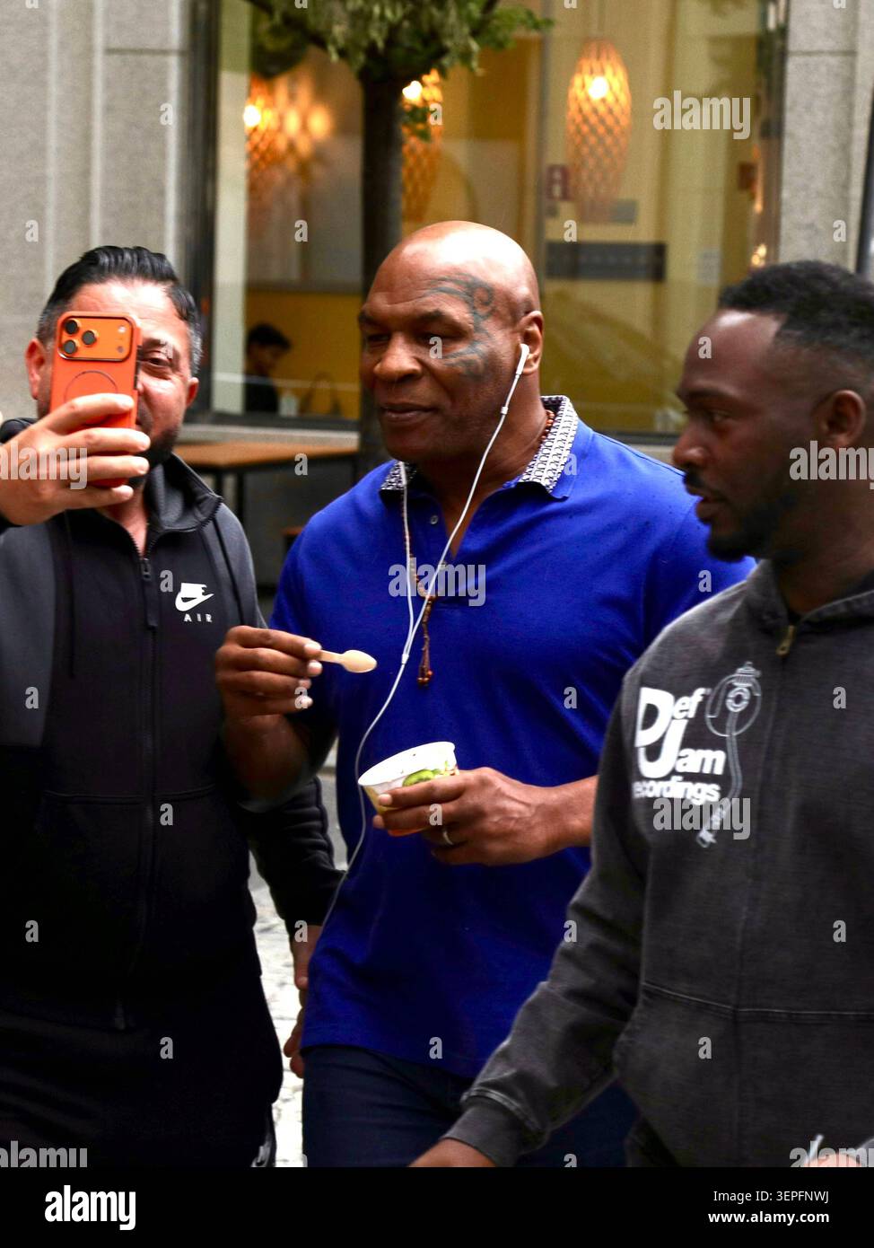 Mike Tyson vor dem Hotel The Ritz-Carlton am Potsdamer Platz. 13.06. ...