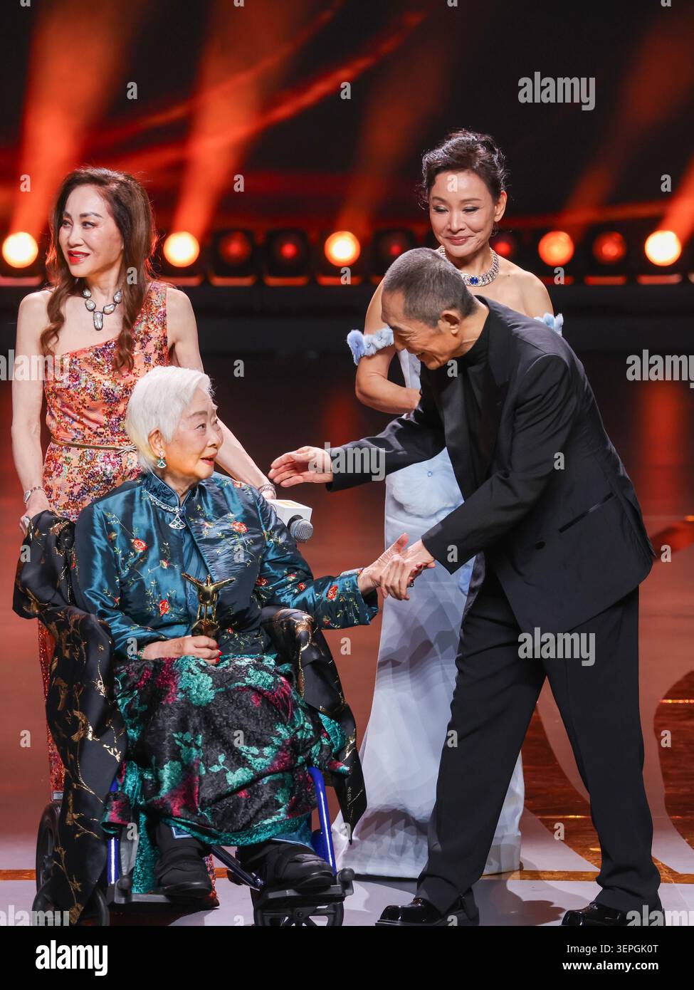Centenarian actress Lisa Lu receives the Lifetime Achievement Award ...