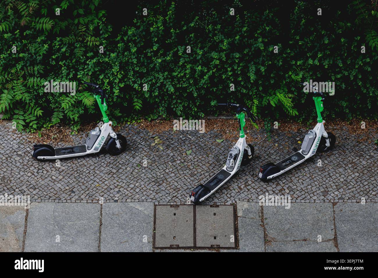 E-Scooter auf einem Gehweg, aufgenommen in Berlin, 15.06.2026. Berlin ...