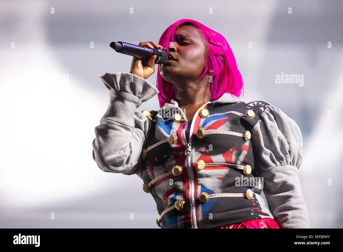 Ghanaian‑American singer Amaarae performs on stage during Primavera ...