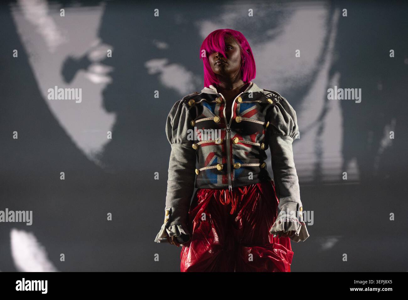 Ghanaian‑American singer Amaarae performs on stage during Primavera ...