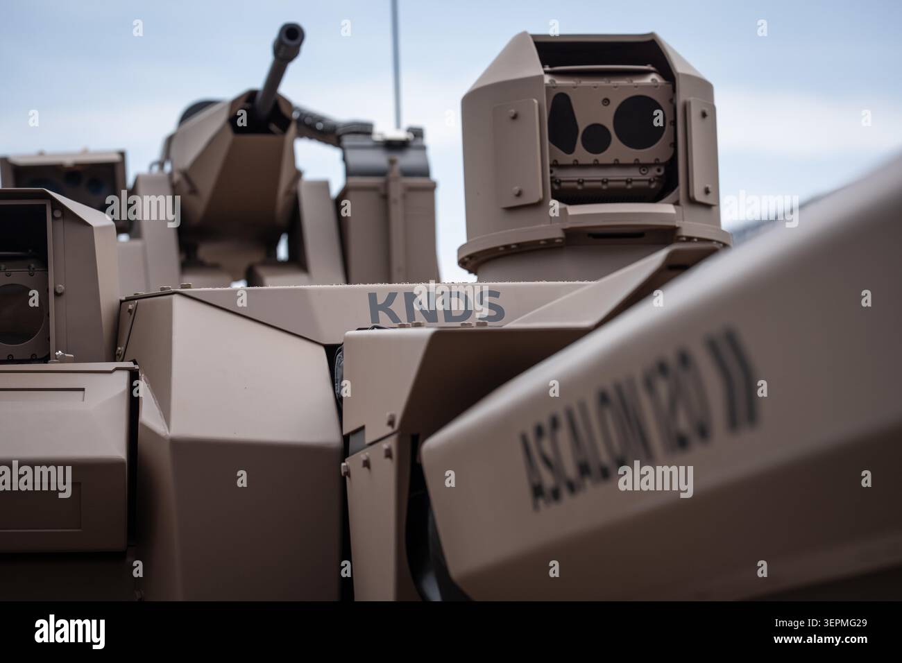 Trade fair booth of the defense contractor KNDS, Ascalon 120 tank Stock ...