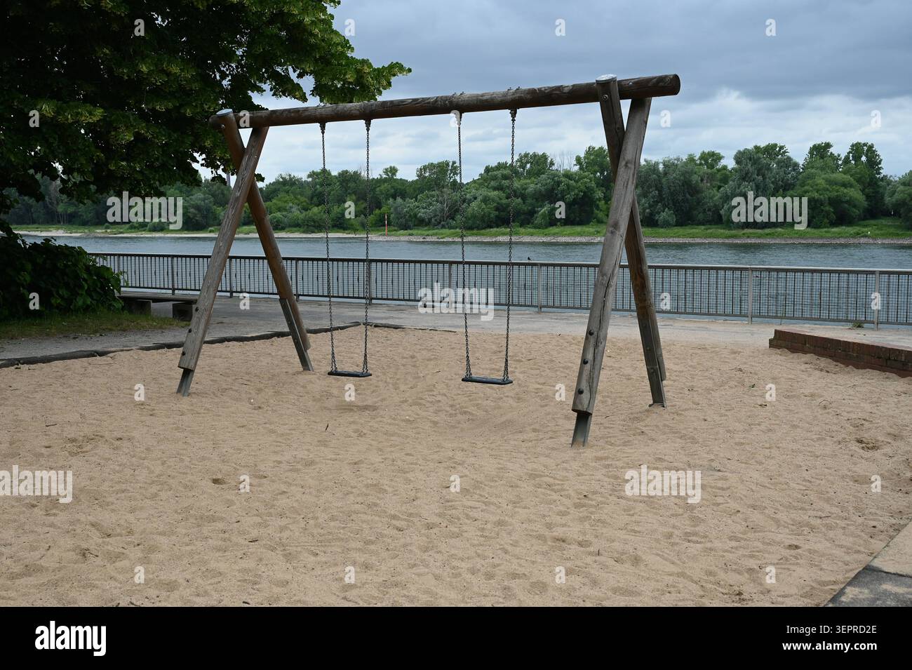 Kinderspielplatz mit Schaukel aus Holz im Sand *** Childrens playground ...