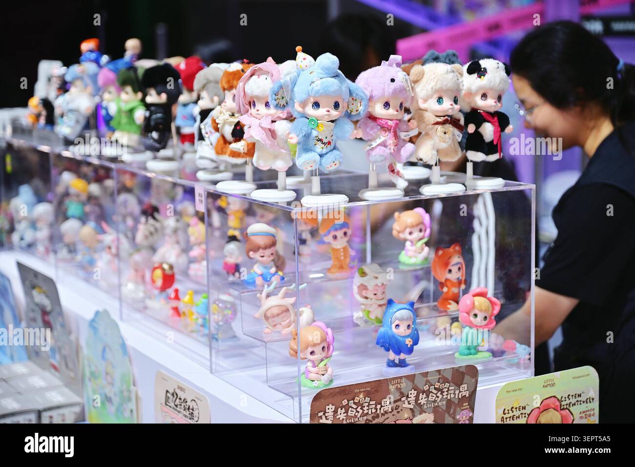 Visitors view exhibits during the 22nd China International Cartoon ...