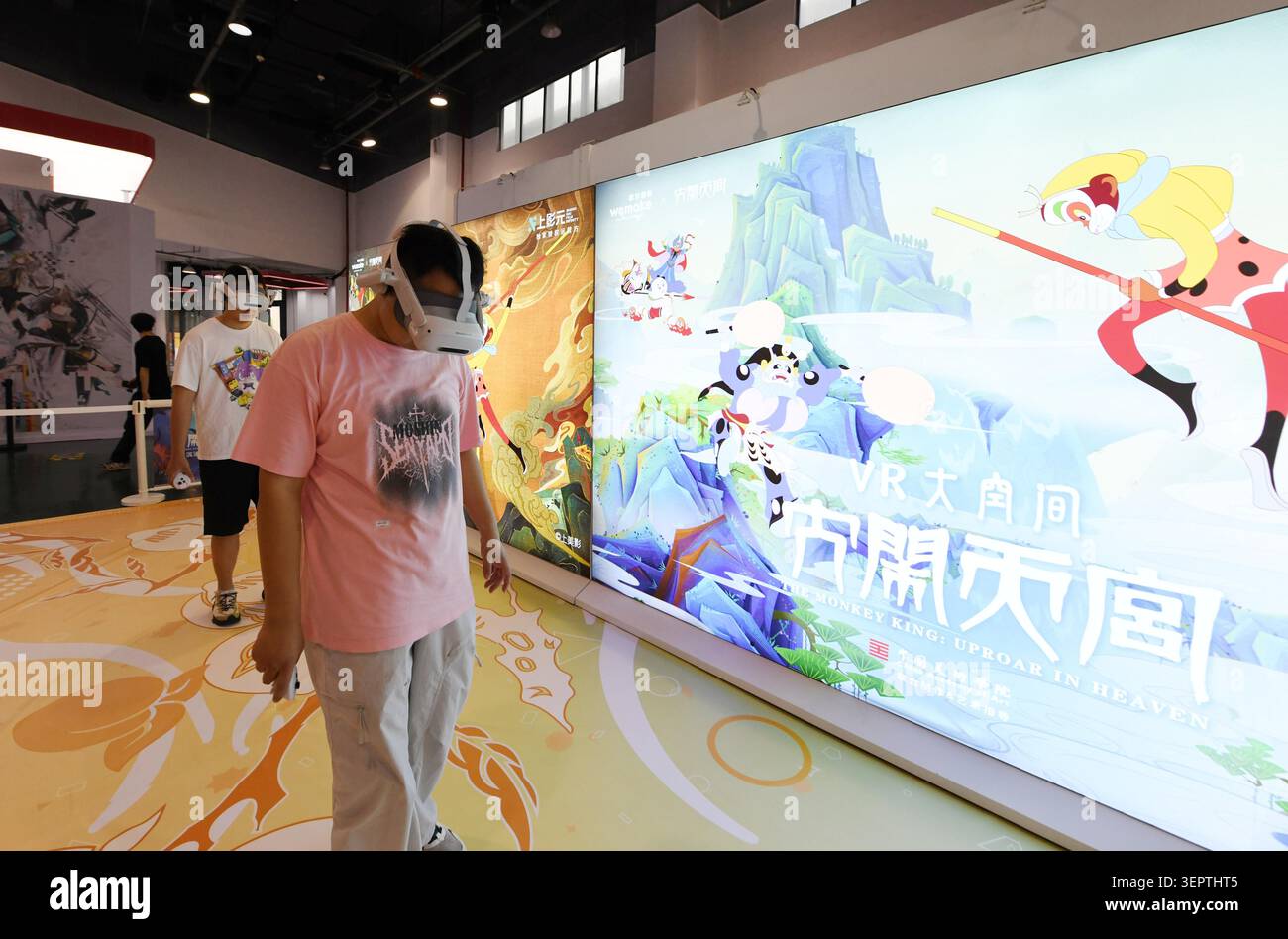 Visitors experience 'Havoc in Heaven' through VR glasses at China ...