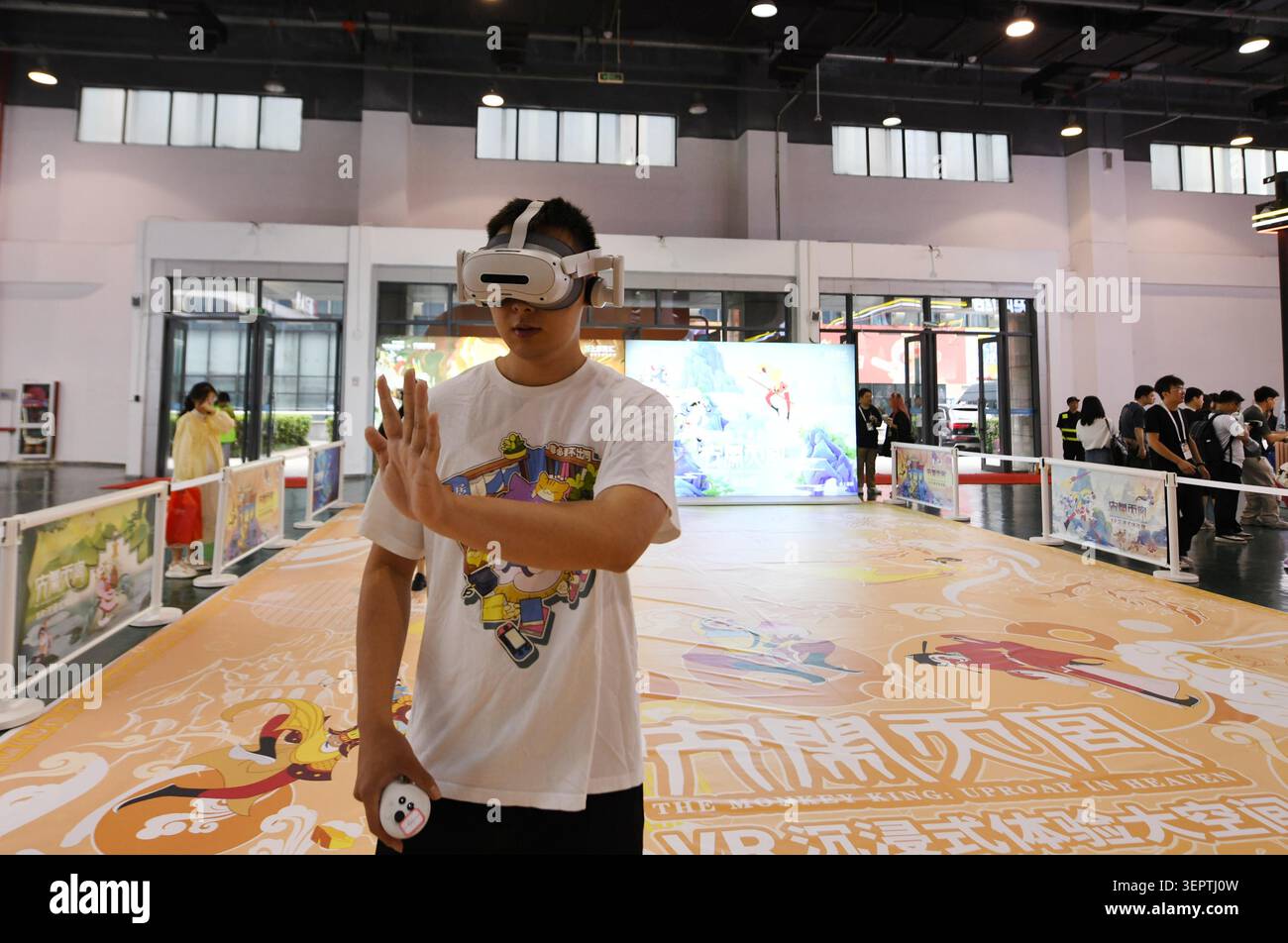 Visitors experience 'Havoc in Heaven' through VR glasses at China ...