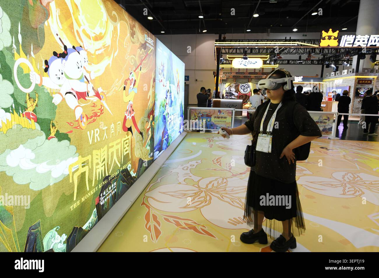 Visitors experience 'Havoc in Heaven' through VR glasses at China ...