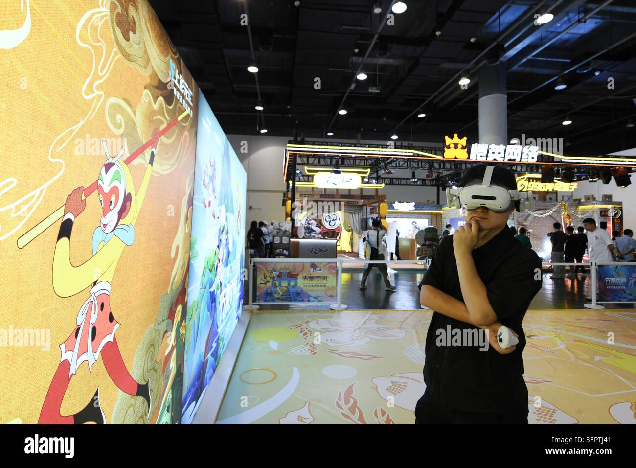 Visitors experience 'Havoc in Heaven' through VR glasses at China ...