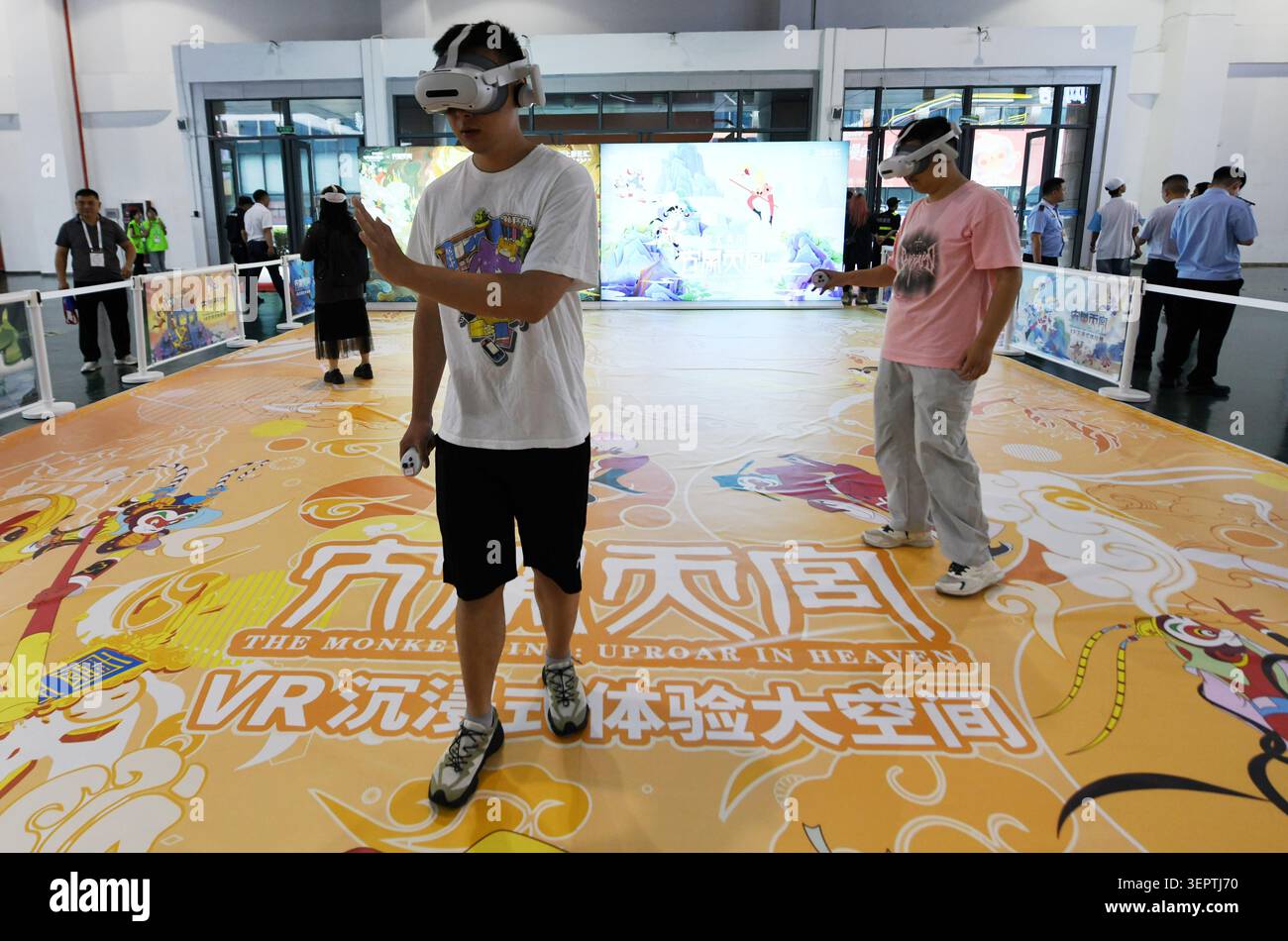 Visitors experience 'Havoc in Heaven' through VR glasses at China ...