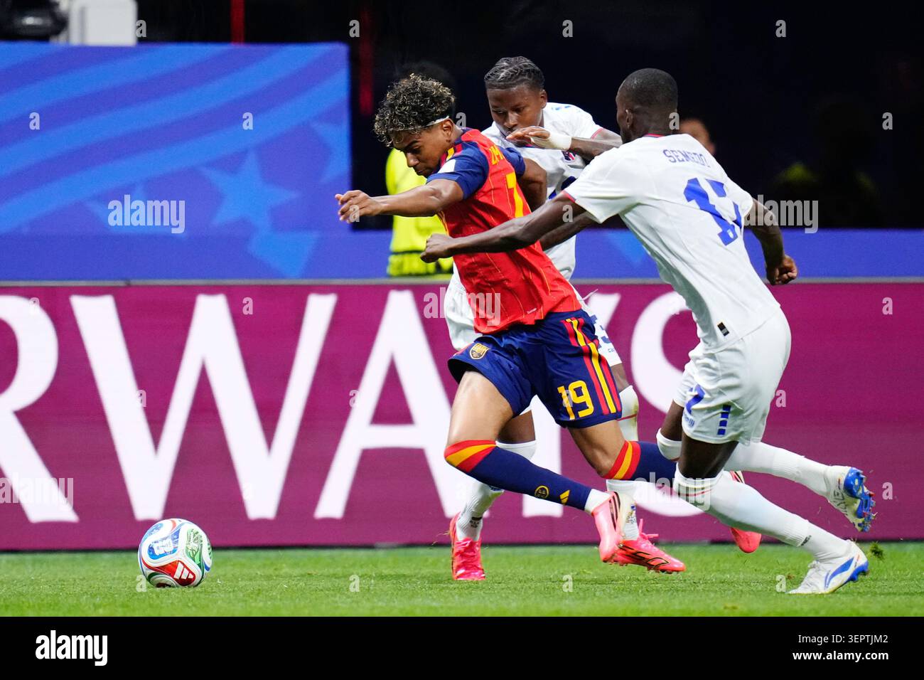 IPA85736484 - Lamine Yamal of Spain and Sidny Lopes Cabral of Cabo ...
