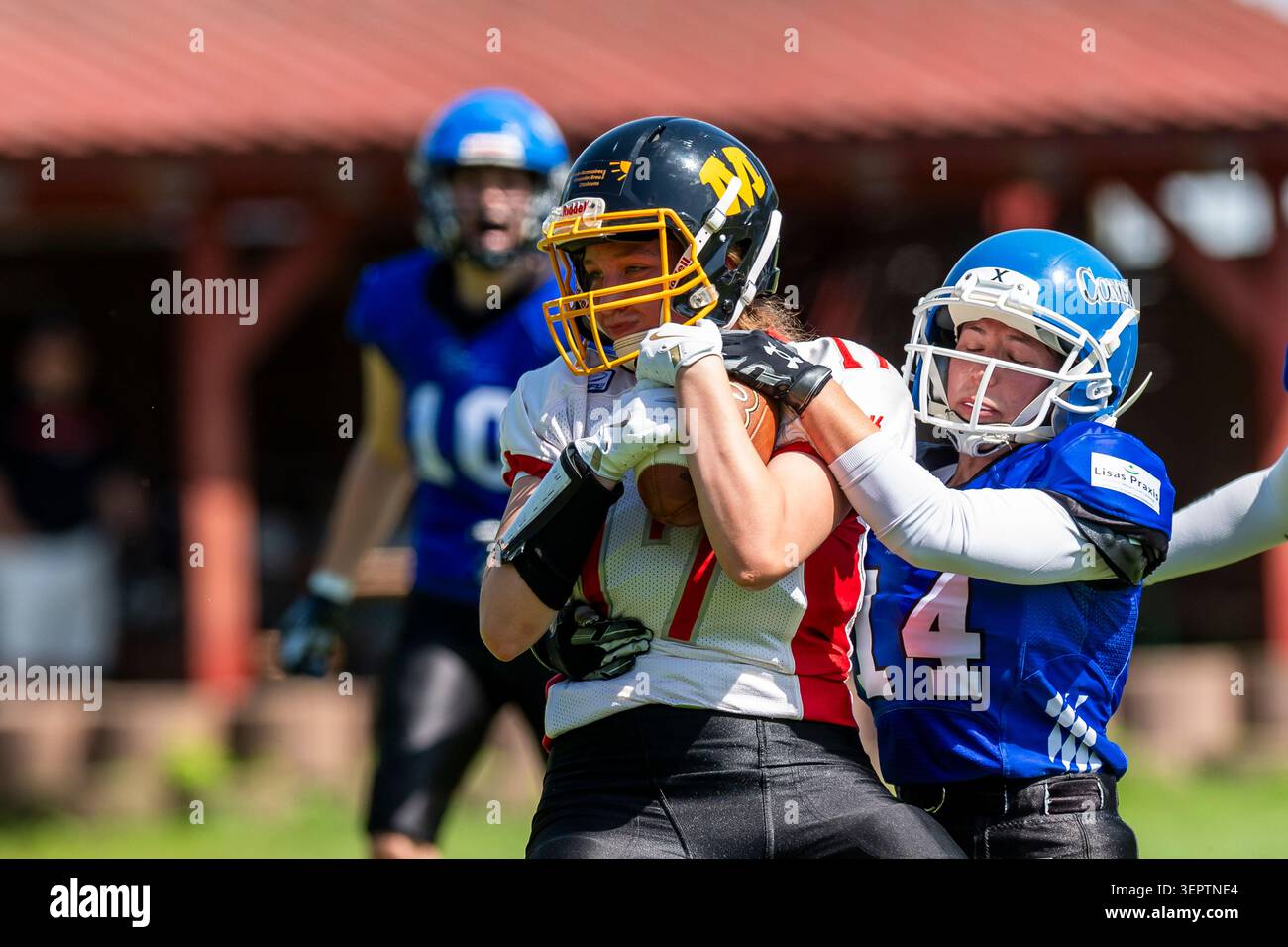 Annabel Lieb (WR, Fursty Razorbacks Ladies, #17) mit Nadja Huber (DB ...