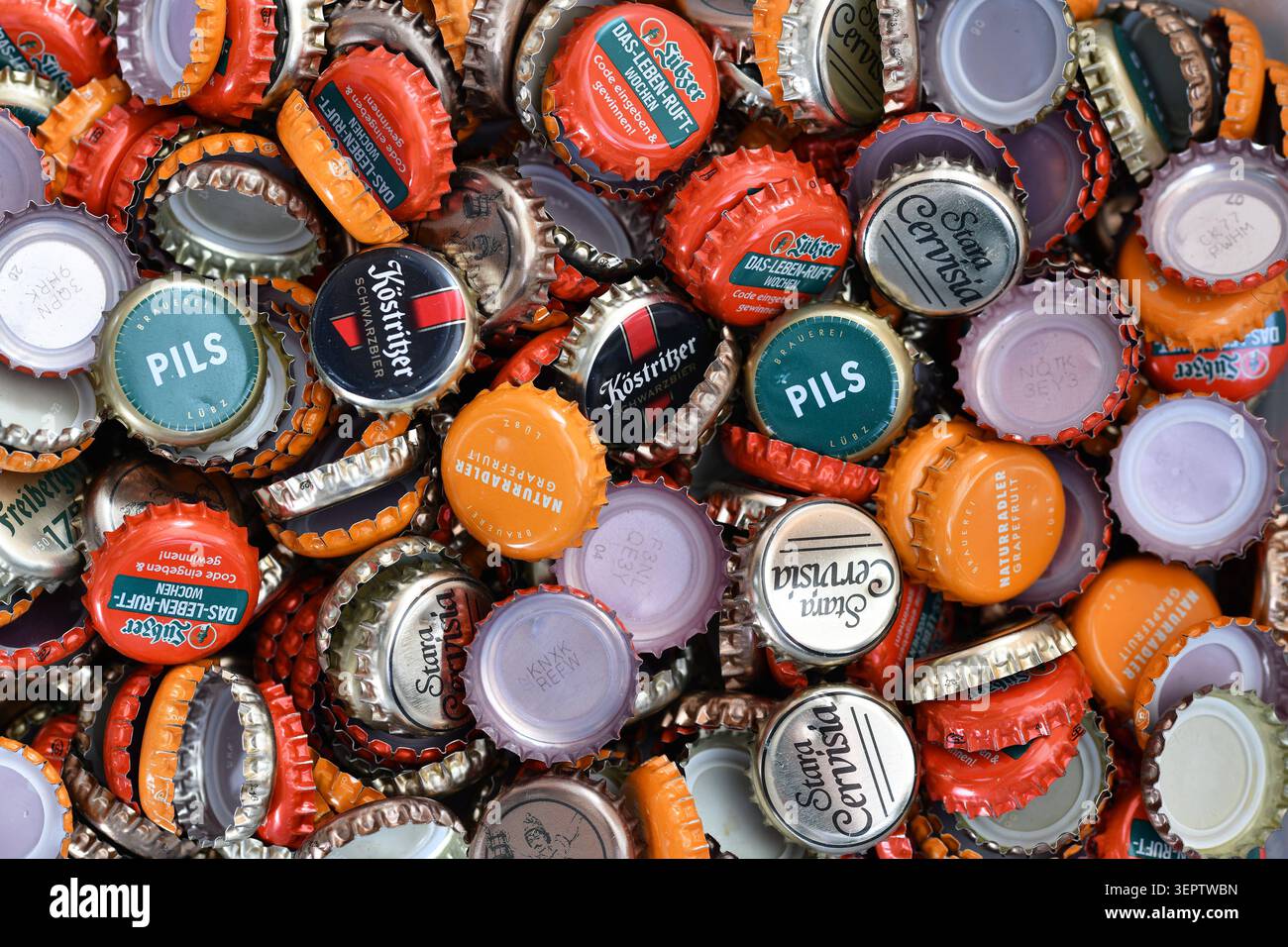 Gesammelte Kronkorken zum recyceln. Deutschland *** Collected bottle ...