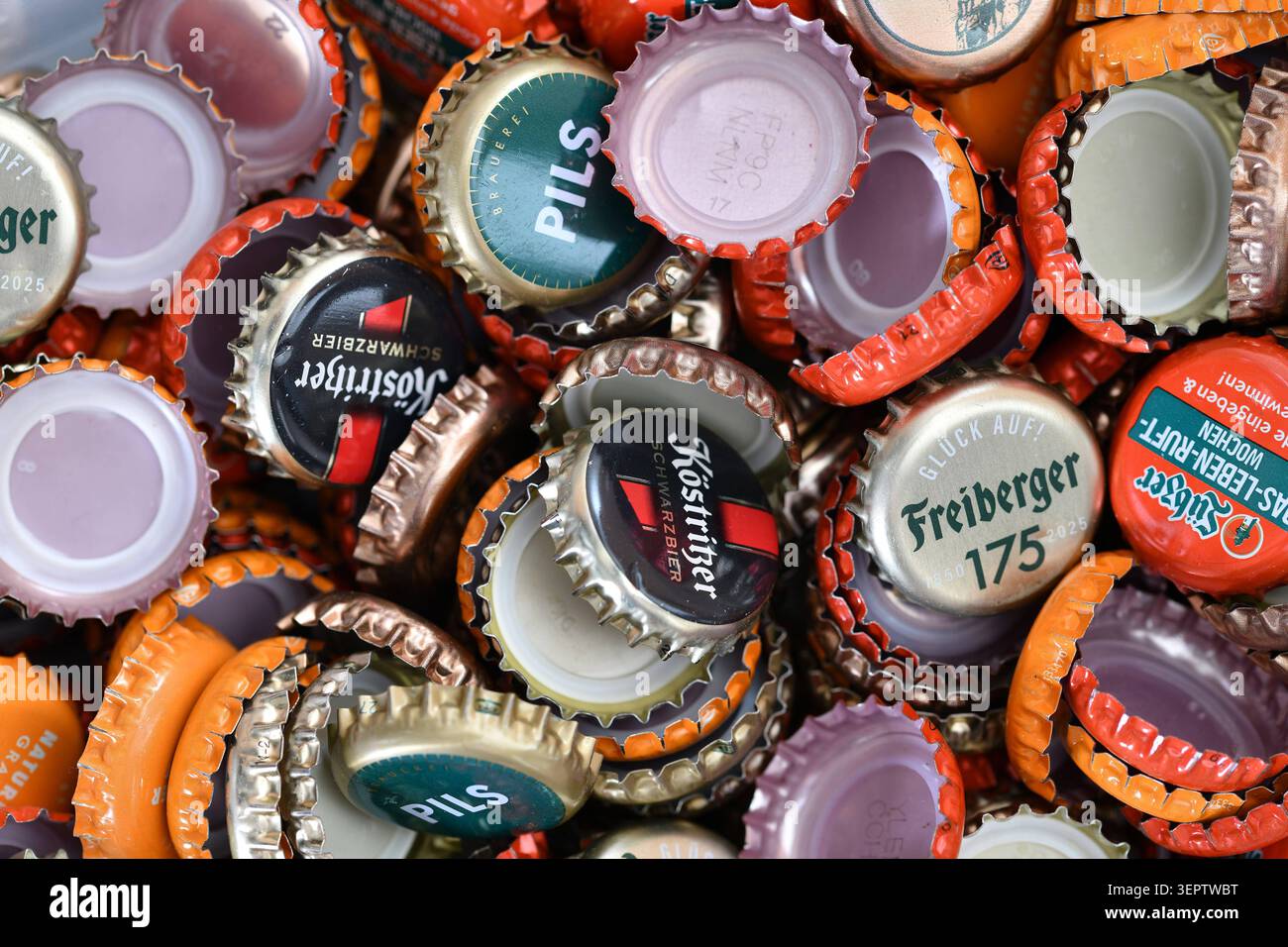 Gesammelte Kronkorken zum recyceln. Deutschland *** Collected bottle ...