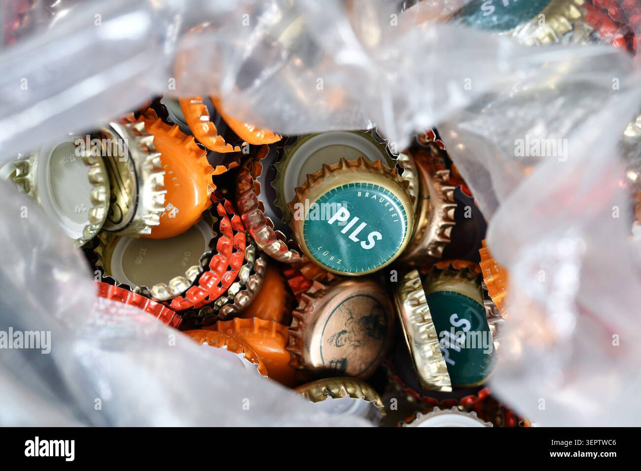 Gesammelte Kronkorken zum recyceln. Deutschland *** Collected bottle ...