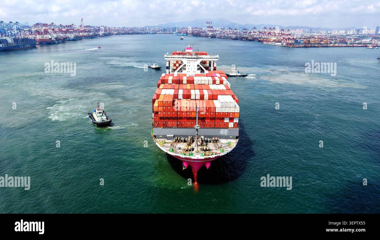 A cargo ship loaded with foreign trade containers departs from Qingdao ...