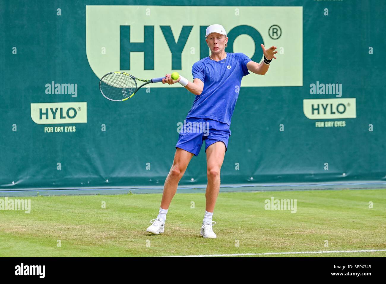 Halle, Deutschland. 16th June, 2026. Ethan Quinn (USA) schlaegt einen ...