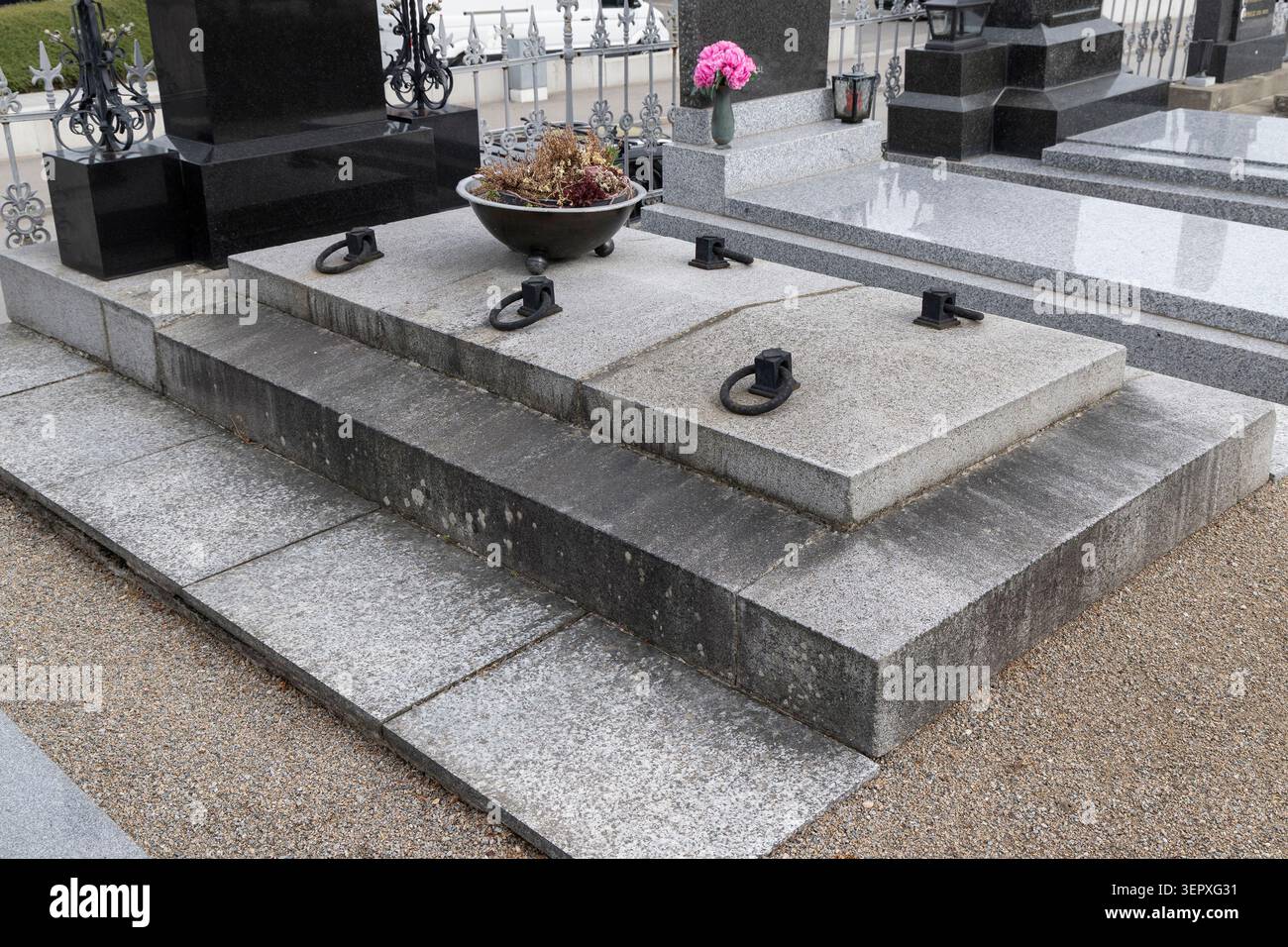 Gruft auf einem Niederösterreichischen Friedhof, Österreich // Crypt in ...