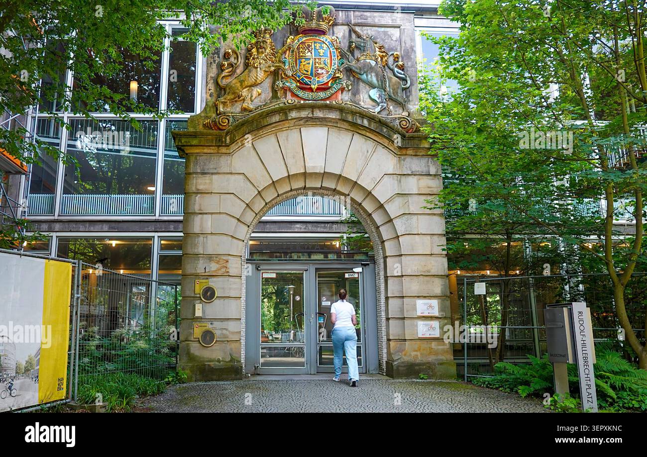 Das Bauamt in Hannover Rudolf Hillebrecht Platz - gesehen am 08.06.2026 ...