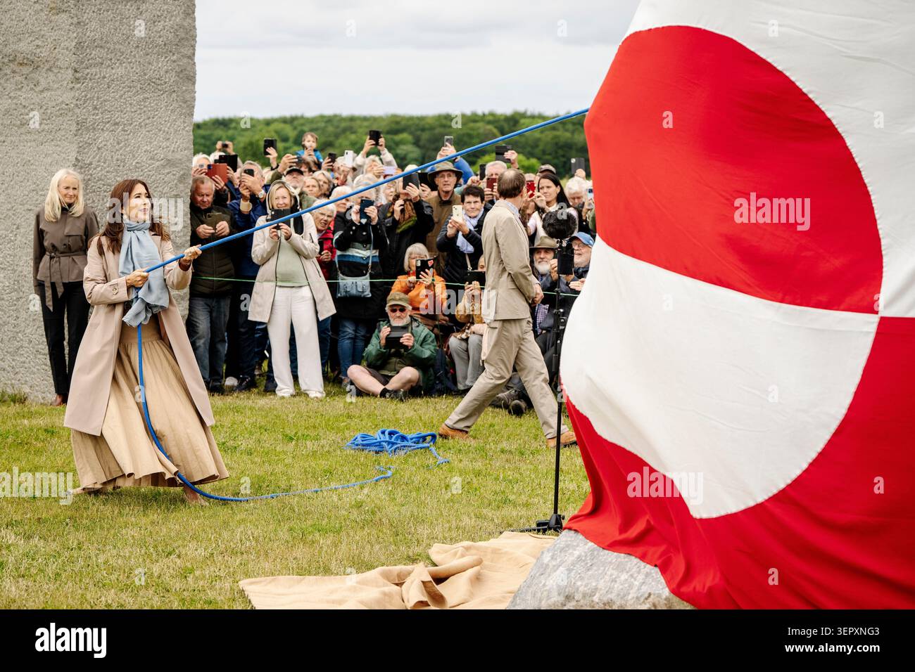 Queen Mary unveils a stone sculpture at the Dodekalitten in Kragenaes ...
