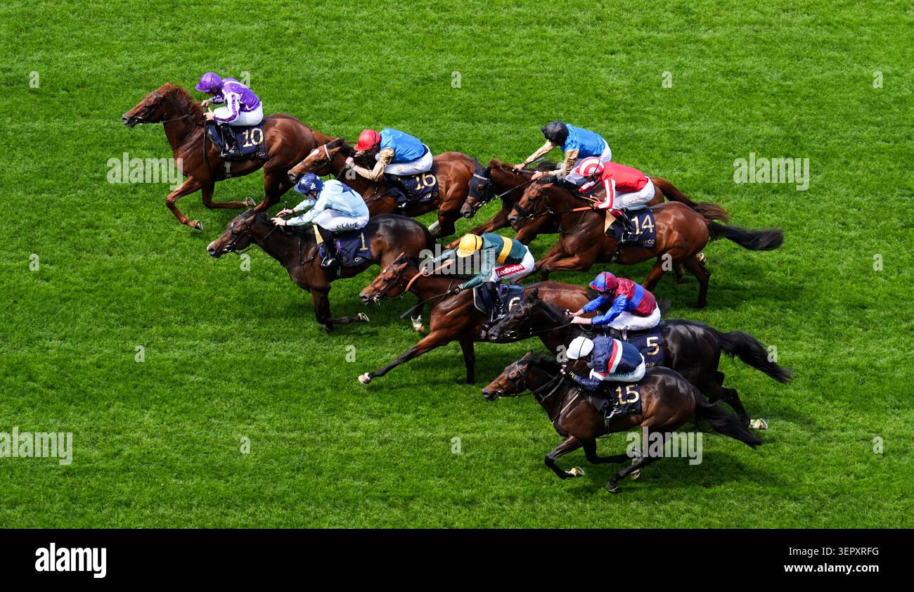 Great Barrier Reef ridden by Wayne Lordan (10) on their way to winning ...