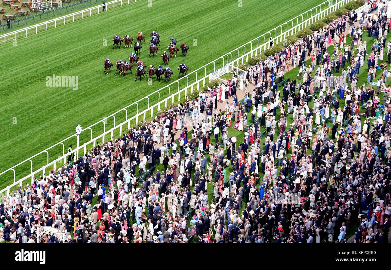 Great Barrier Reef ridden by Wayne Lordan (10) on their way to winning ...