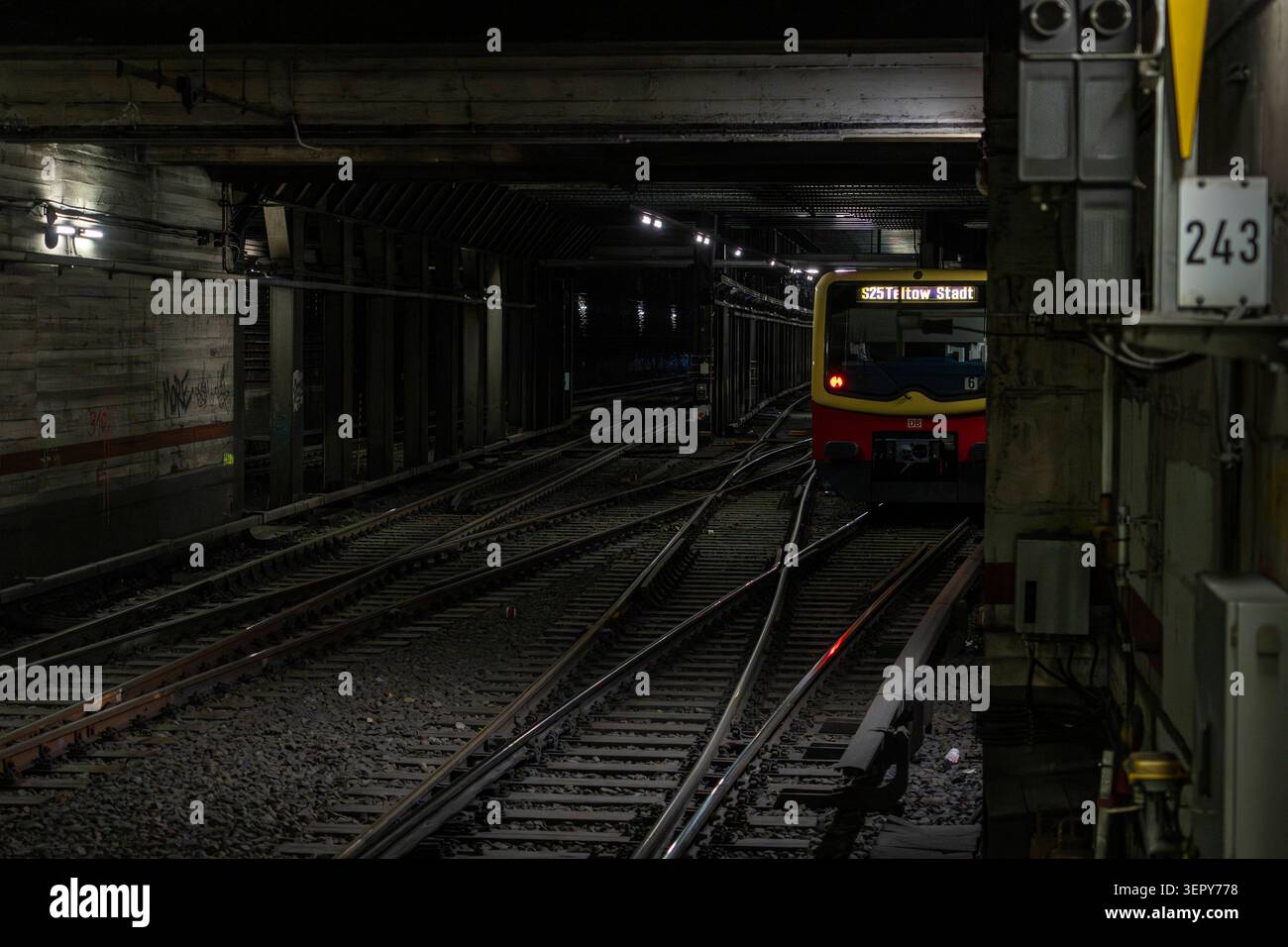 Eine S-Bahn der Linie S25 nach Teltow Stadt verlässt den Anhalter ...