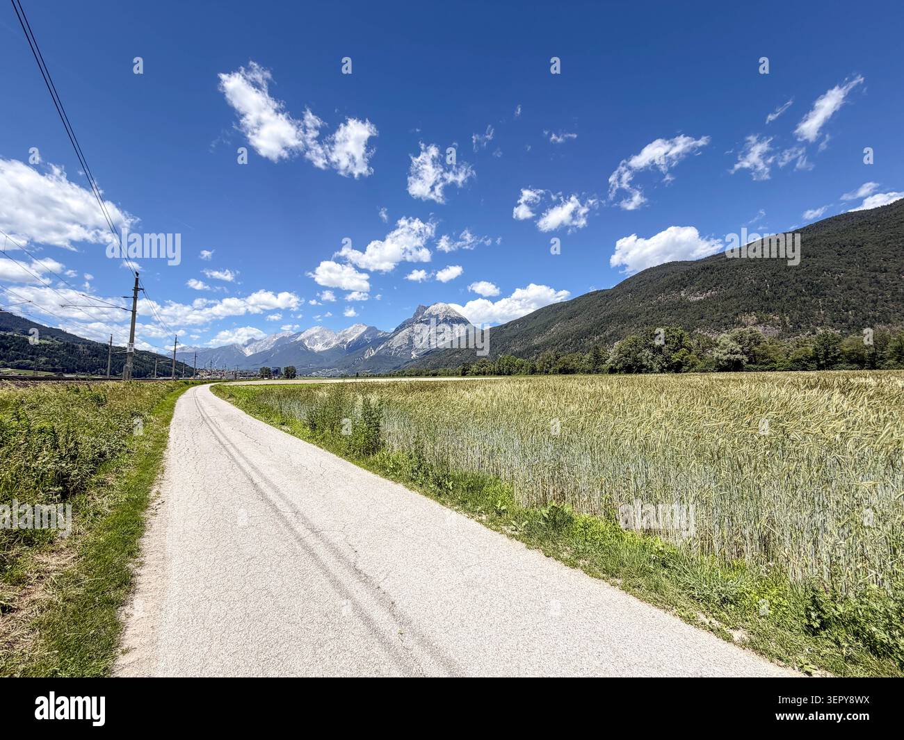 15.06.2026 / Blick von Hatting über die Felder zu den Bergen: Hohe ...