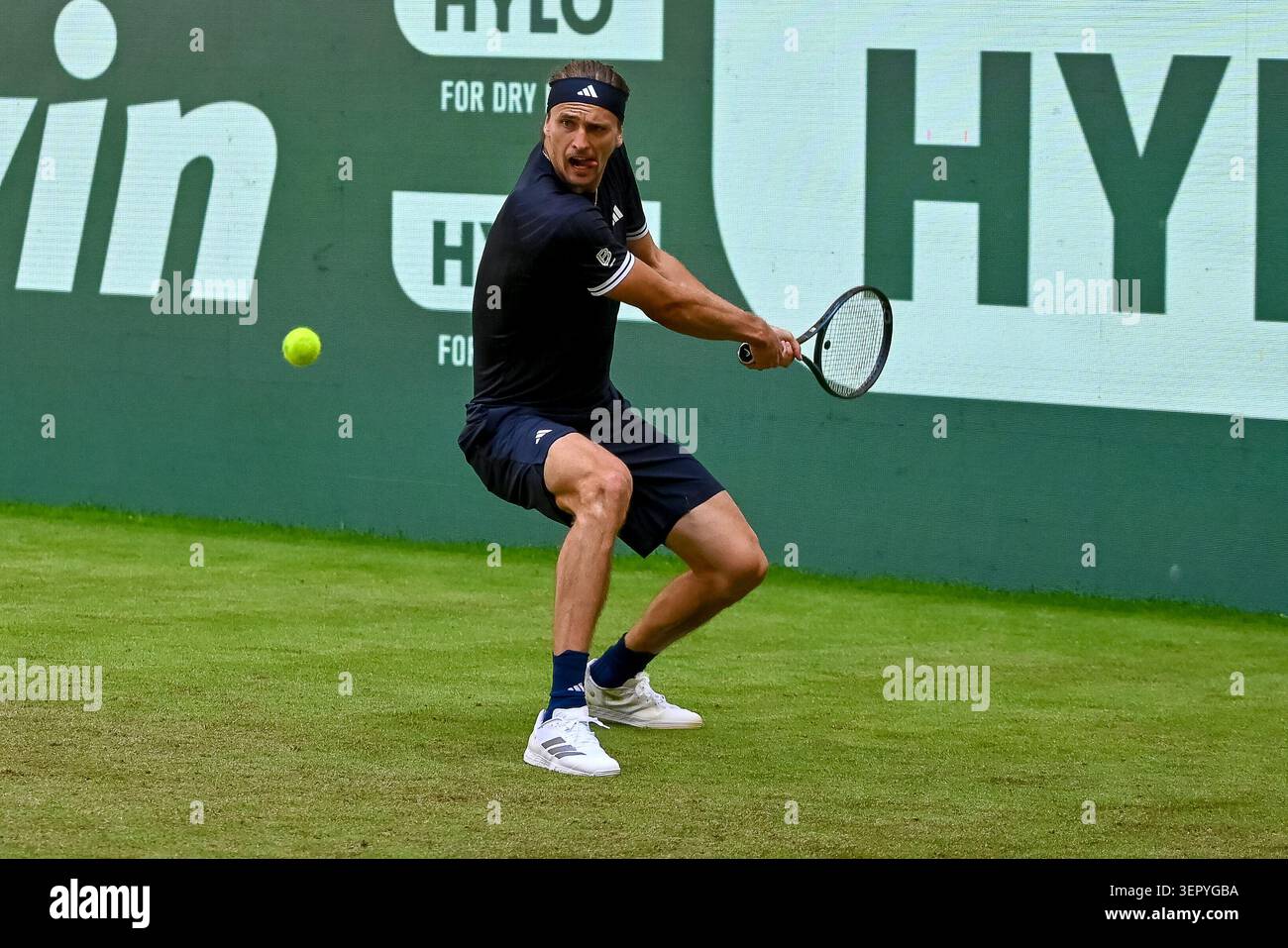 Alexander Zverev (GER) erwartet einen Ball auf der Rueckhand TERRA ...