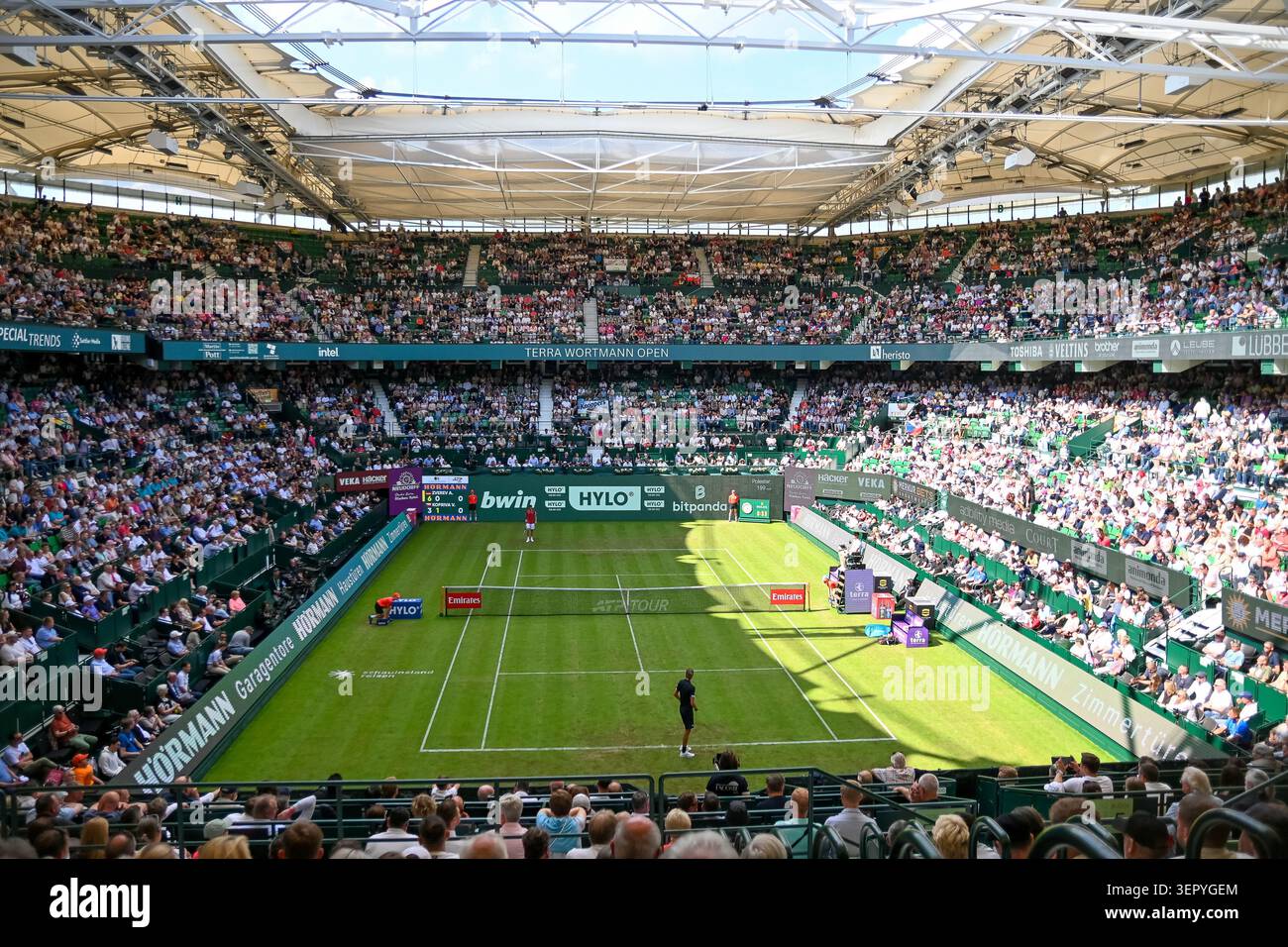 Blick in die volle heristo-Arena, den Center Court TERRA WORTMANN Open ...