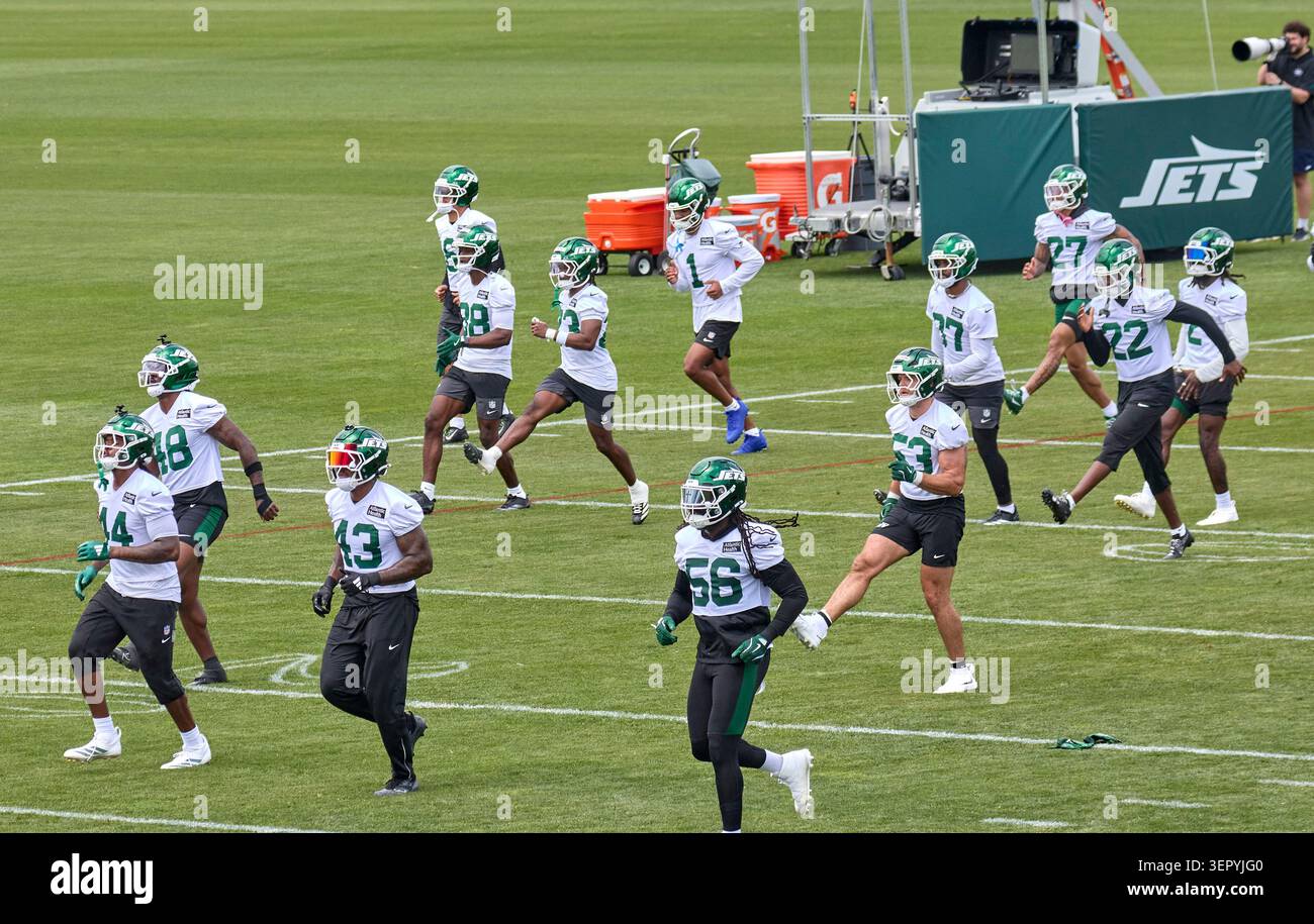 New York Jets warm up during organized team activities at the Atlantic ...