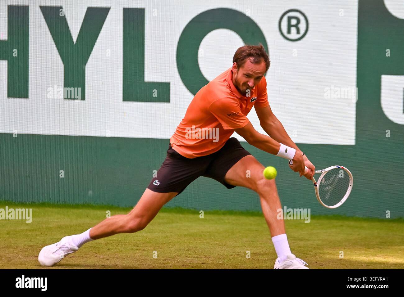 Daniil Medvedev (RUS) geht mit der Rueckhand zum Ball TERRA WORTMANN ...