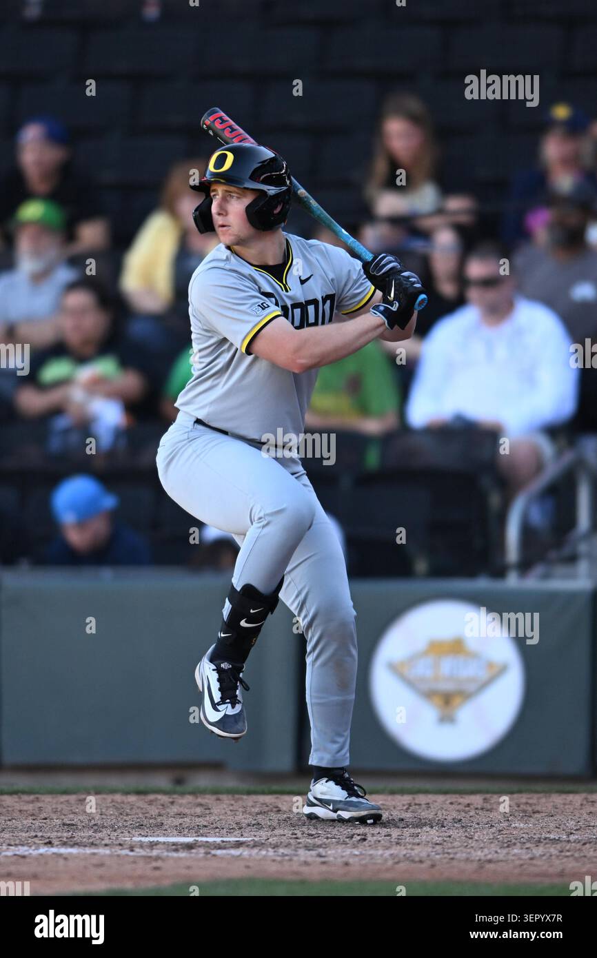 Burke-Lee Mabeus (5) of the Oregon Ducks at bat during a game against ...