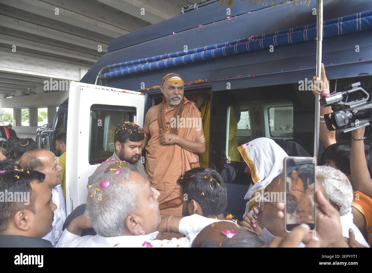 GHAZIABAD, INDIA - JUNE 16: Residents of Dasna welcome Jagadguru ...