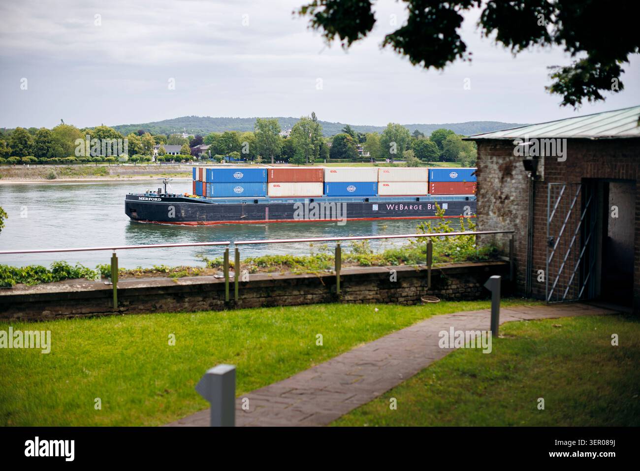 Ein mit Container beladenes Schiff auf dem Rhein in Bonn. Bonn ...