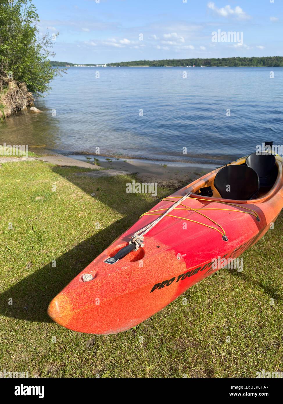Rotes Kanu rotes Kanu an der Müritz / red canoo at lake Müritz, 22.5. ...