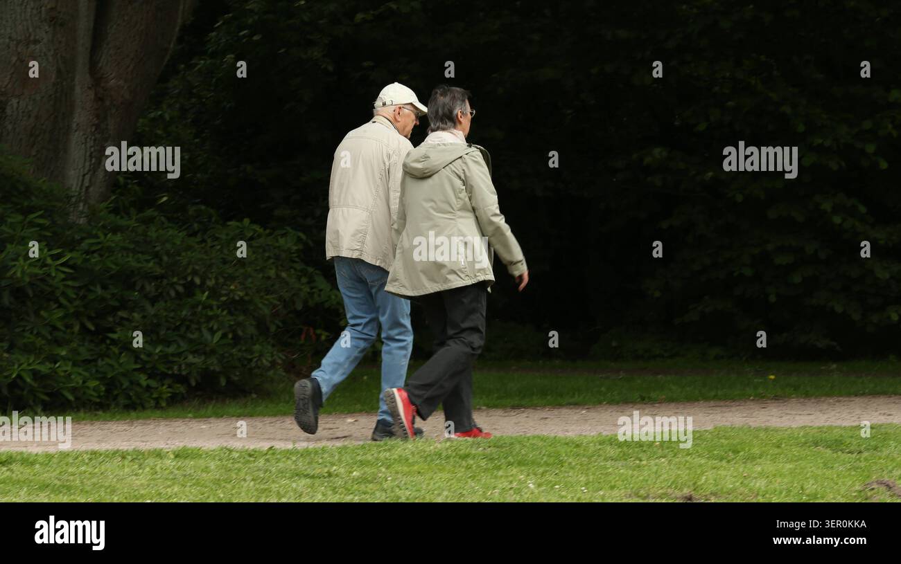 Ein älteres Ehepaar geht im Stadtpark spazieren. Symbolbild/Symbolfoto ...