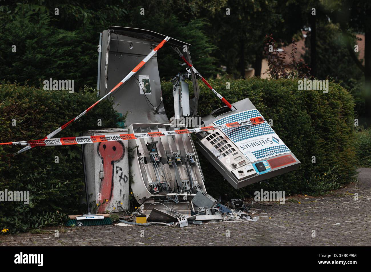 2026.06.16, xkwix, Zigarettenautomat: Aufgesprengter Zigarettenautomat ...