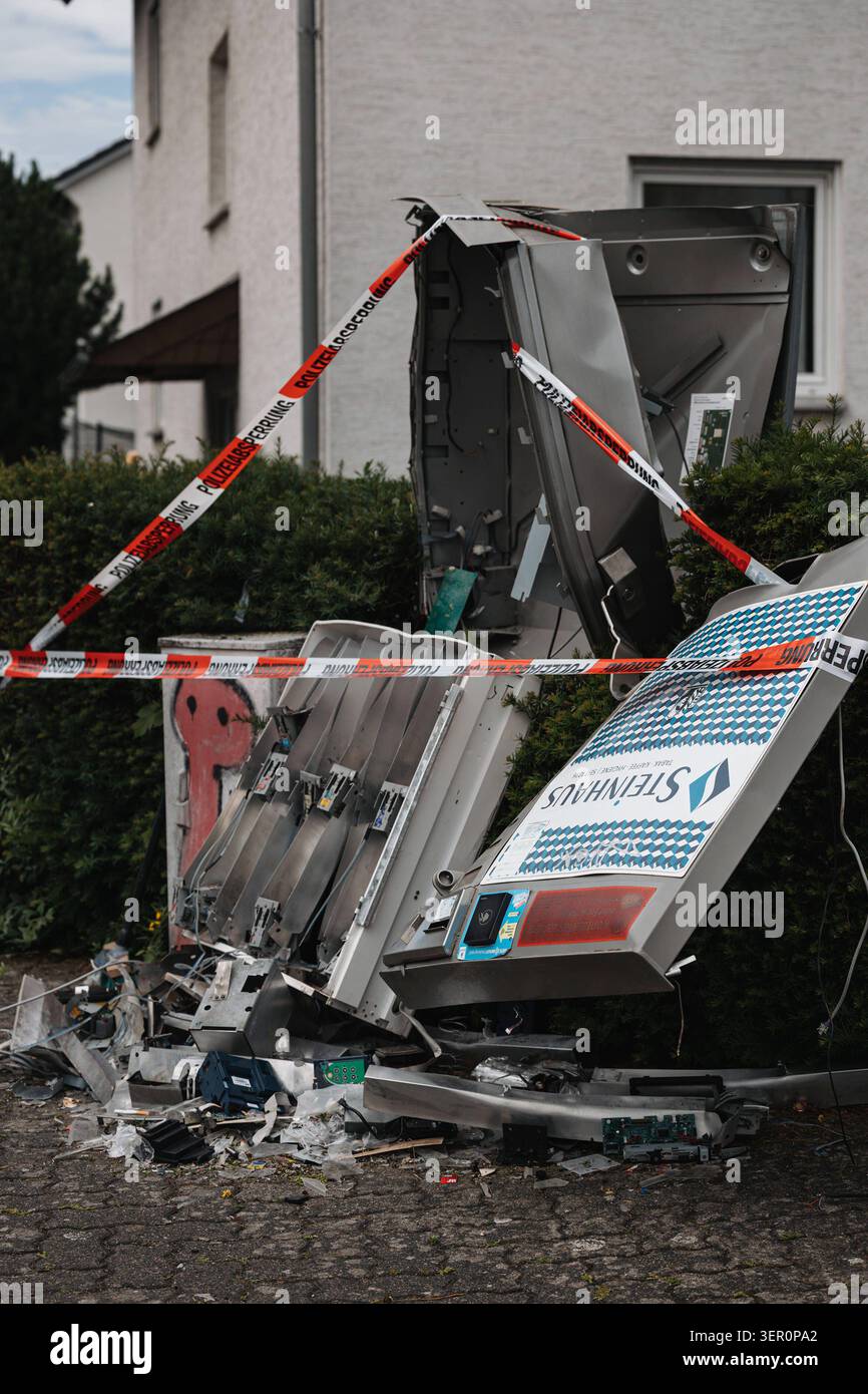 2026.06.16, xkwix, Zigarettenautomat: Aufgesprengter Zigarettenautomat ...