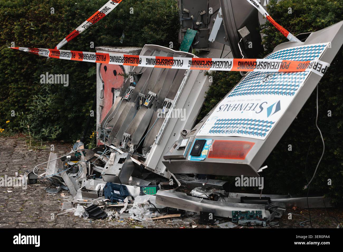 2026.06.16, xkwix, Zigarettenautomat: Aufgesprengter Zigarettenautomat ...