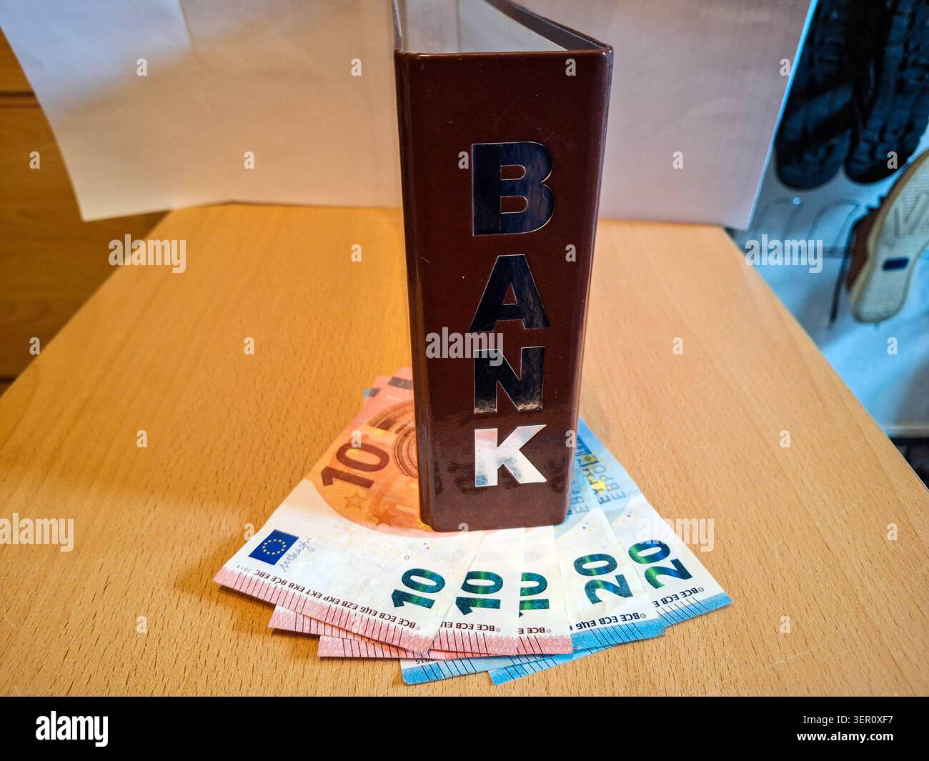 Stockbilder 06/2026 Bankordner mit Geldscheinen *** Stock Photos 06 ...