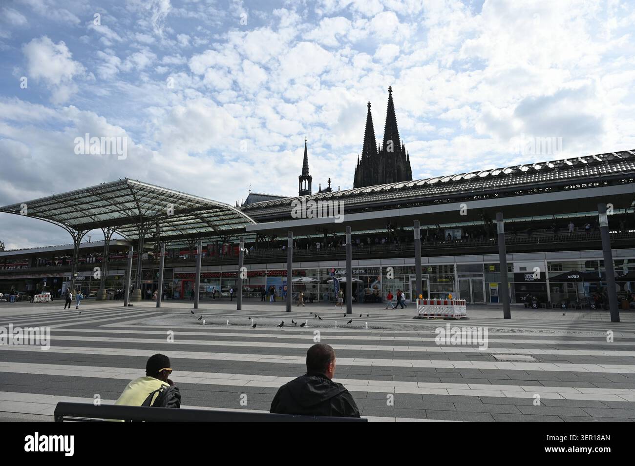 Haupfbahnhof mit S-Bahn Breslauer Platz. In Hintergrund der Kölner Dom ...