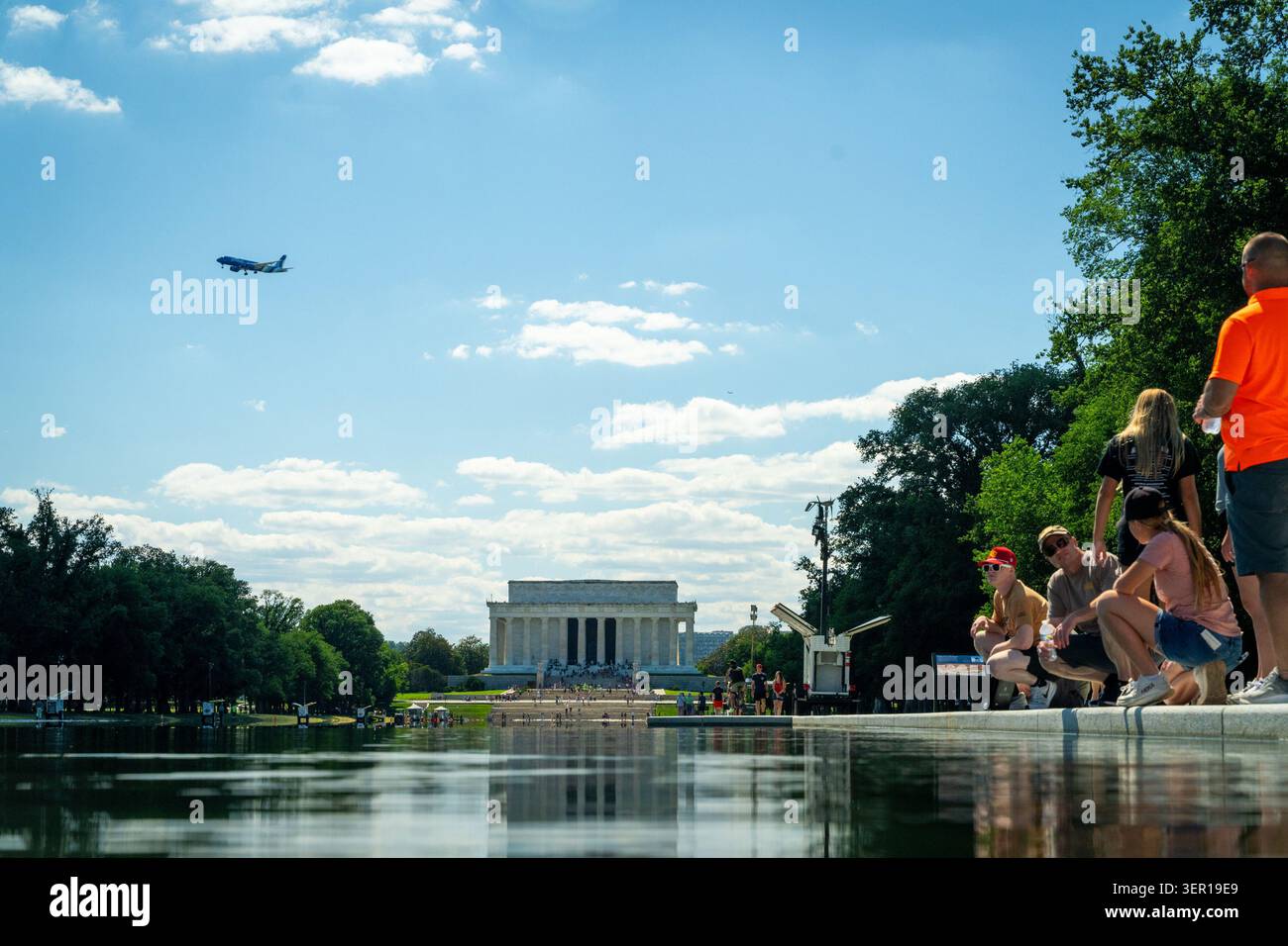 Families inspect the Lincoln Memorial Pool for algae in Washington, DC ...