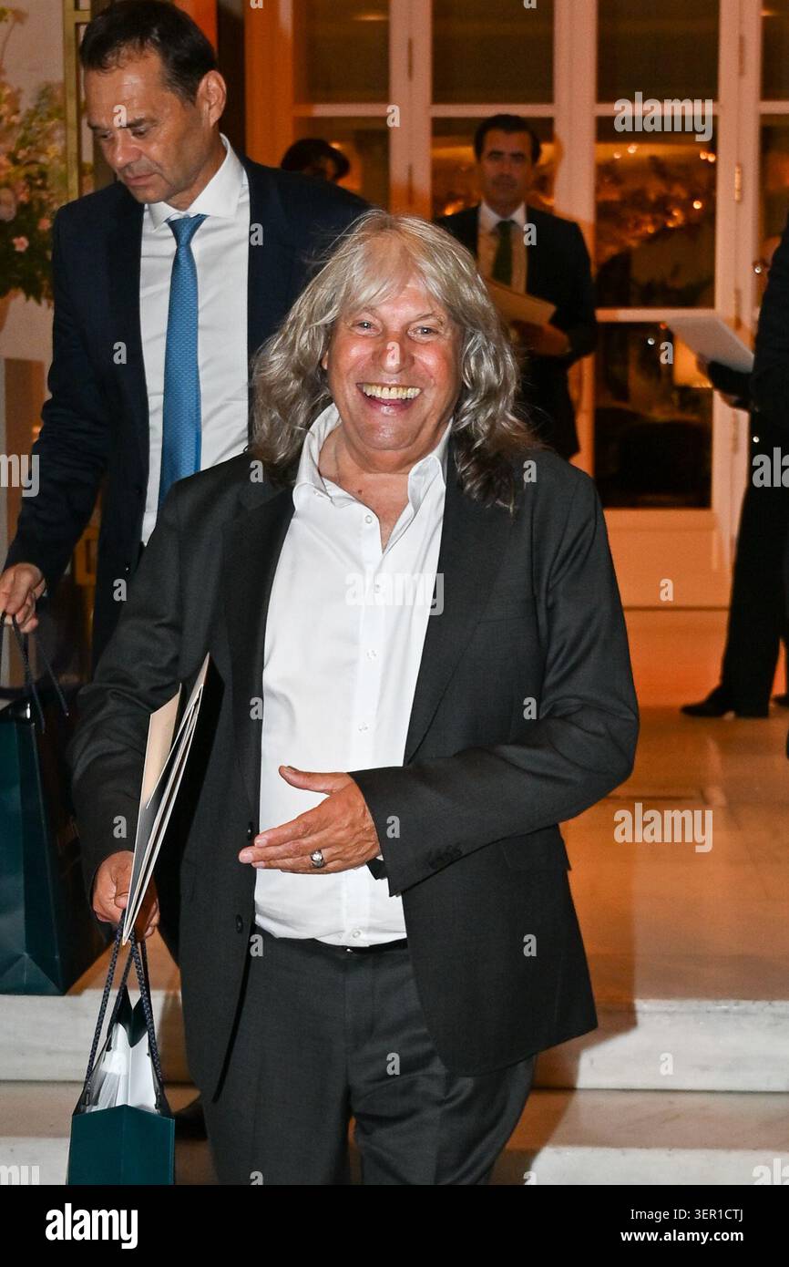 José Mercé after the Investigative Journalism Awards ceremony to mark ...