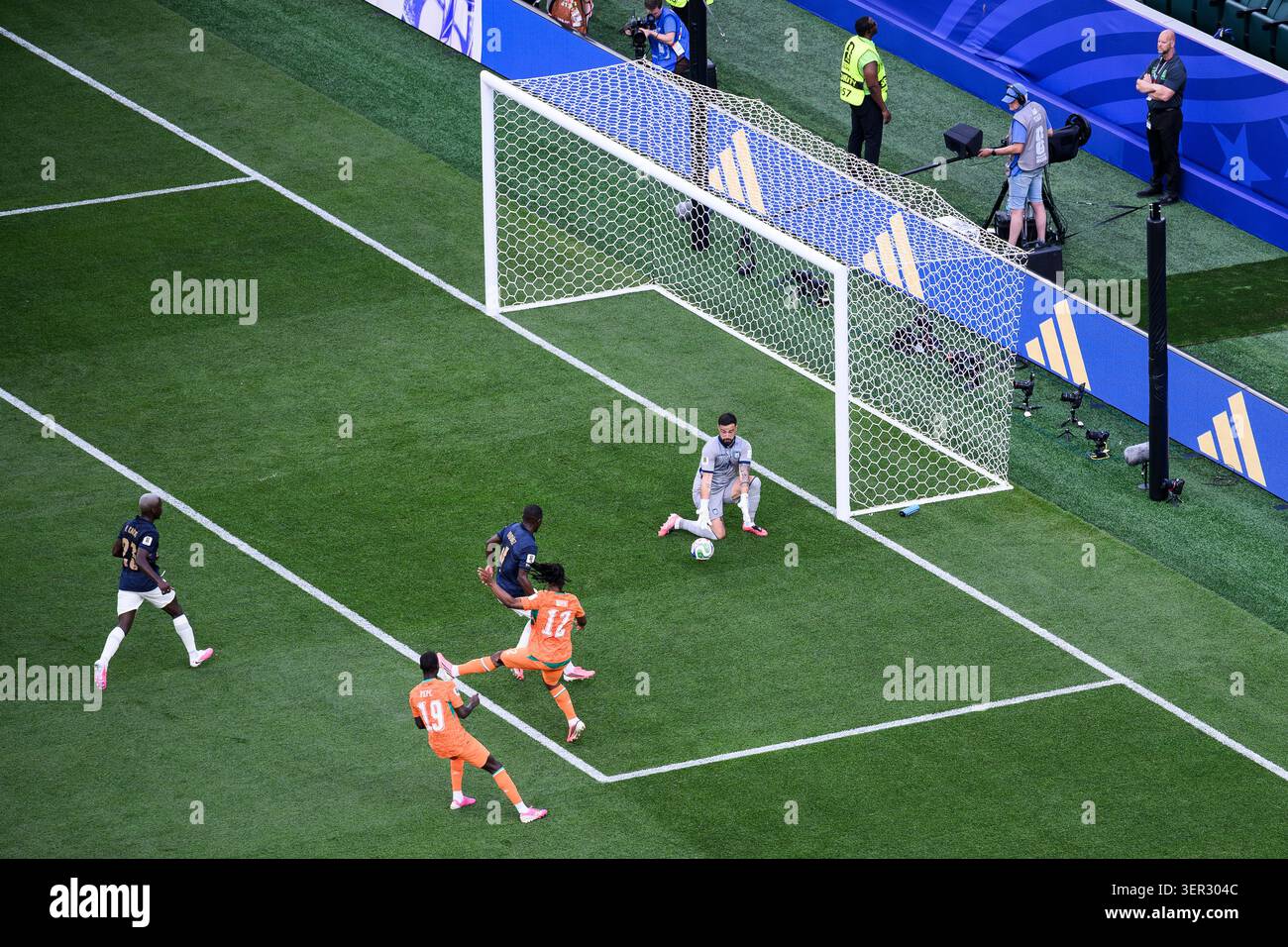 Hernan Galindez of Ecuador makes a save on Elye Wahi of Cote d'Ivoire ...