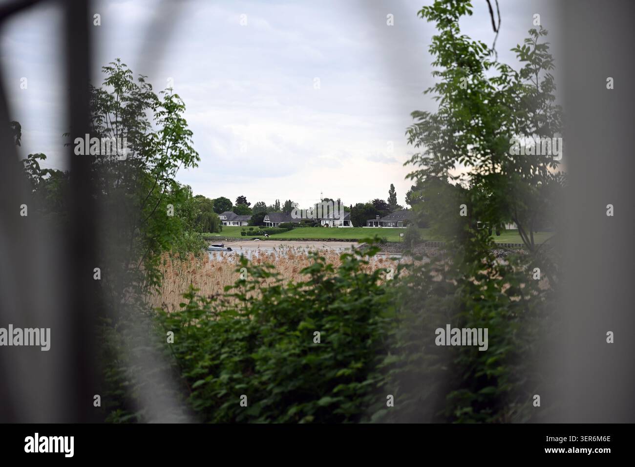 21 May 2026, Hamburg: The green river lighthouse, approximately seven ...