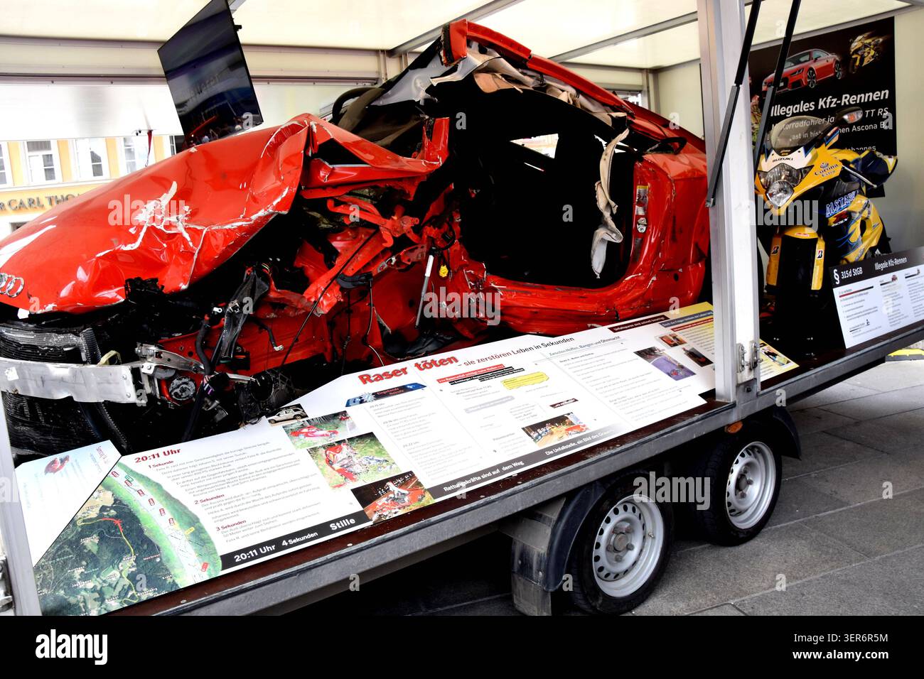 Symbol Unfall Auto Informations Stand Muenchen 16.06.2026 Marienplatz ...
