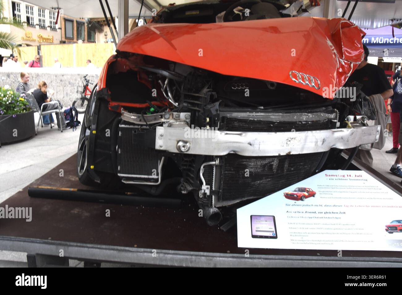 Symbol Unfall Auto Informations Stand Muenchen 16.06.2026 Marienplatz ...